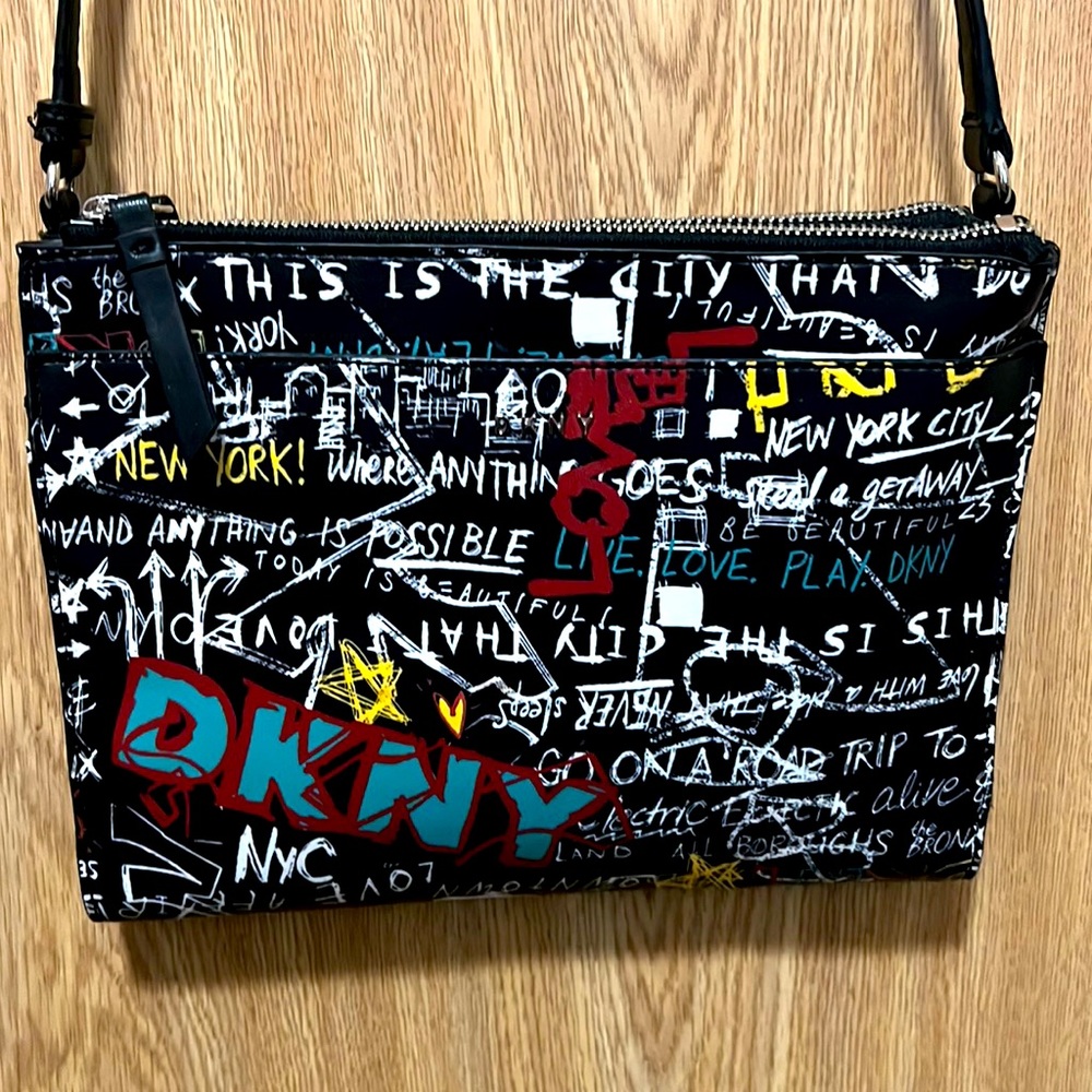 Dkny Side Purse With Graffiti Design - Gem